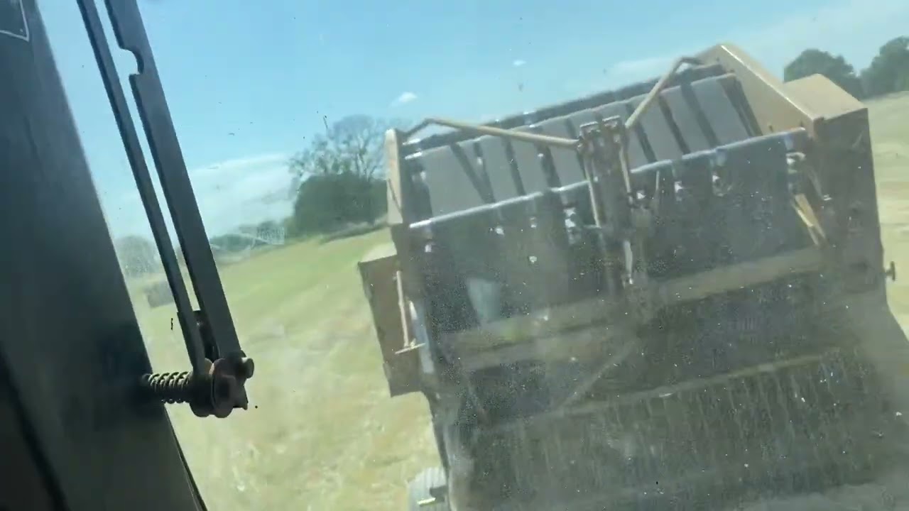 Baling hay with IH 1086 and Vermeer 605F