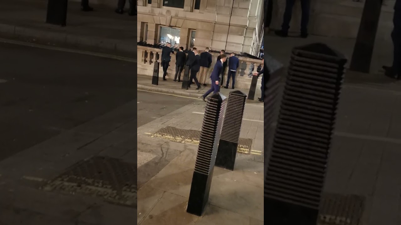 Urinating on the wall in no other then Westminster right opposite The Red Lion pub.Like n Subscribe.