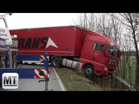 Lastwagen rutscht von B 482