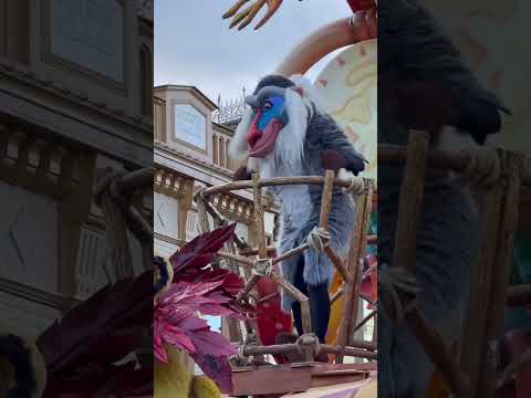 Lion King’s “Rafiki” Disneyland Paris #lionking #rafiki #disneyparade #disneycharacter