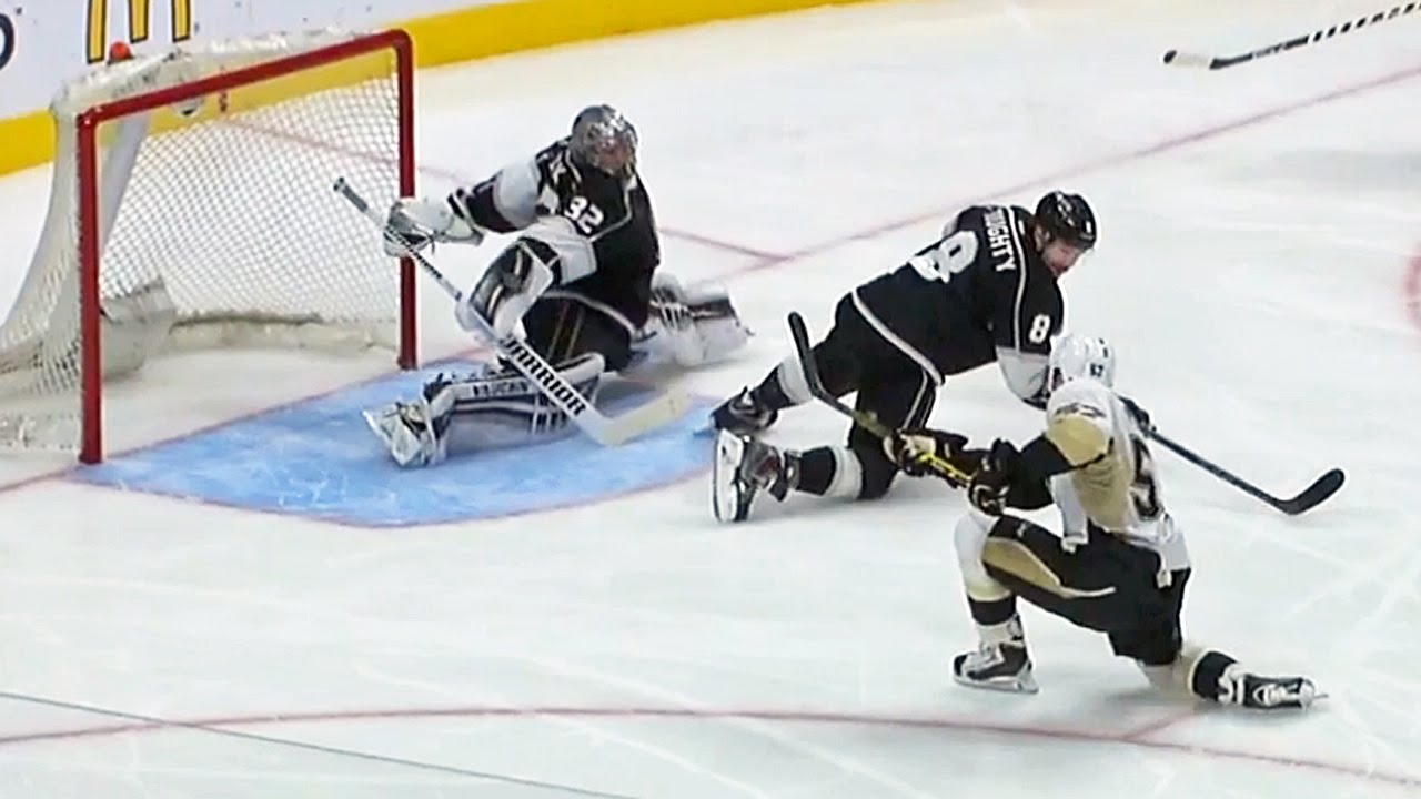 Quick stuns Perron with amazing blocker save