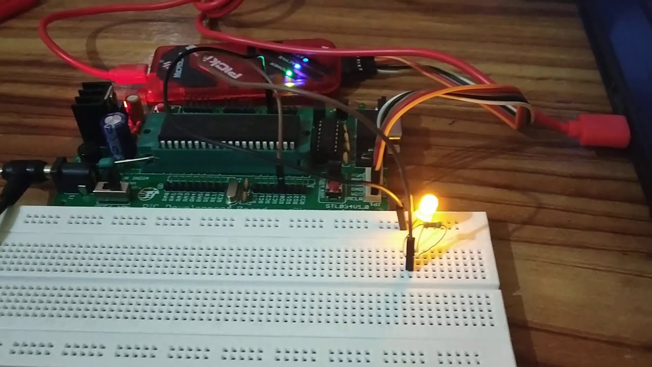 [PIC16F877A] : Blinking LED using PIC microcontroller
