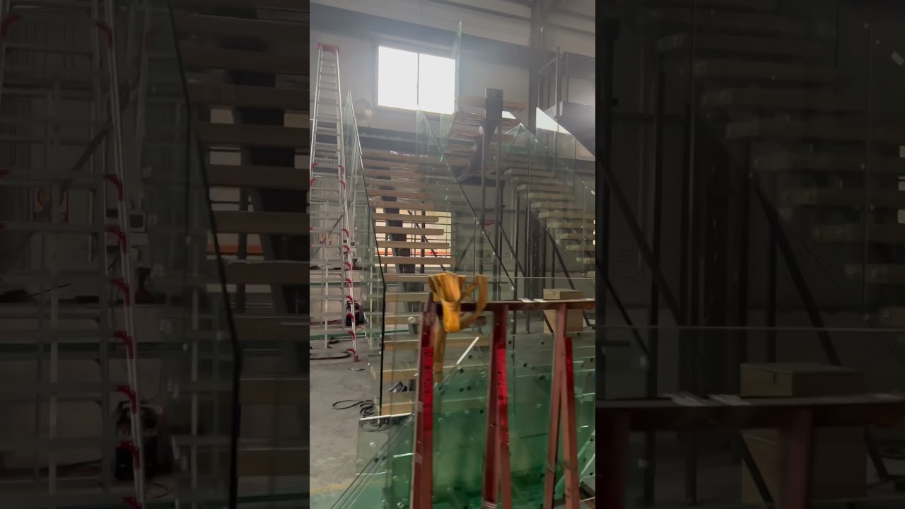 Suspended mono stringer oak steps staircase . #Oakstaircase #monostaircase