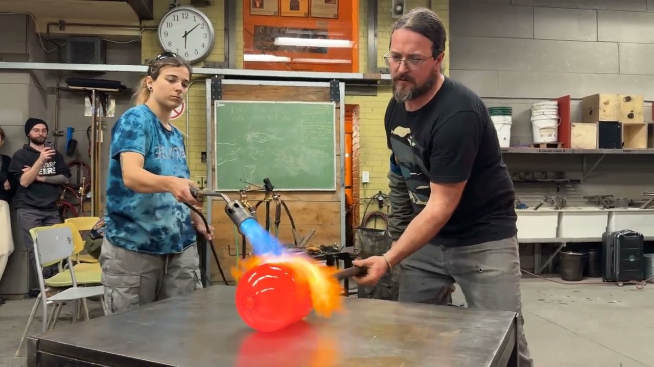 Démonstration de verre soufflé avec Raven Skyriver