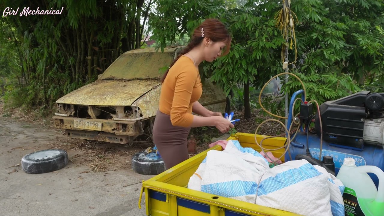 Time-lapse video: The challenge of restoring an abandoned classic car into a new one.