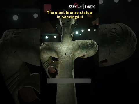 The giant bronze statue in Sanxingdui