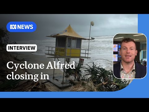 Cyclone Alfred tracking about 50km from the Bay islands off Brisbane | ABC NEWS