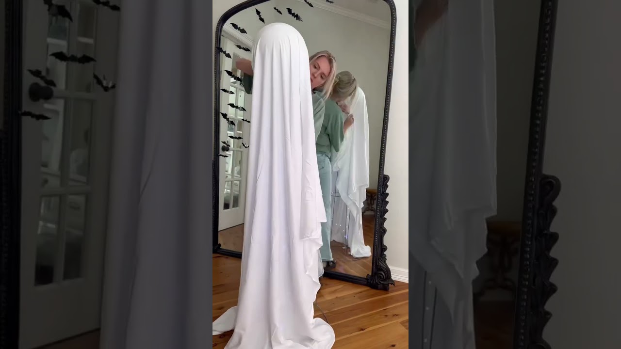 The Viral Glowing Ghosts! Super easy diy and they turn out so cute! #halloweendiy #halloween