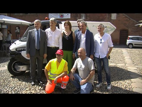 Asm Pavia, arriva la svolta green: presentato il primo mezzo elettrico per la raccolta rifiuti