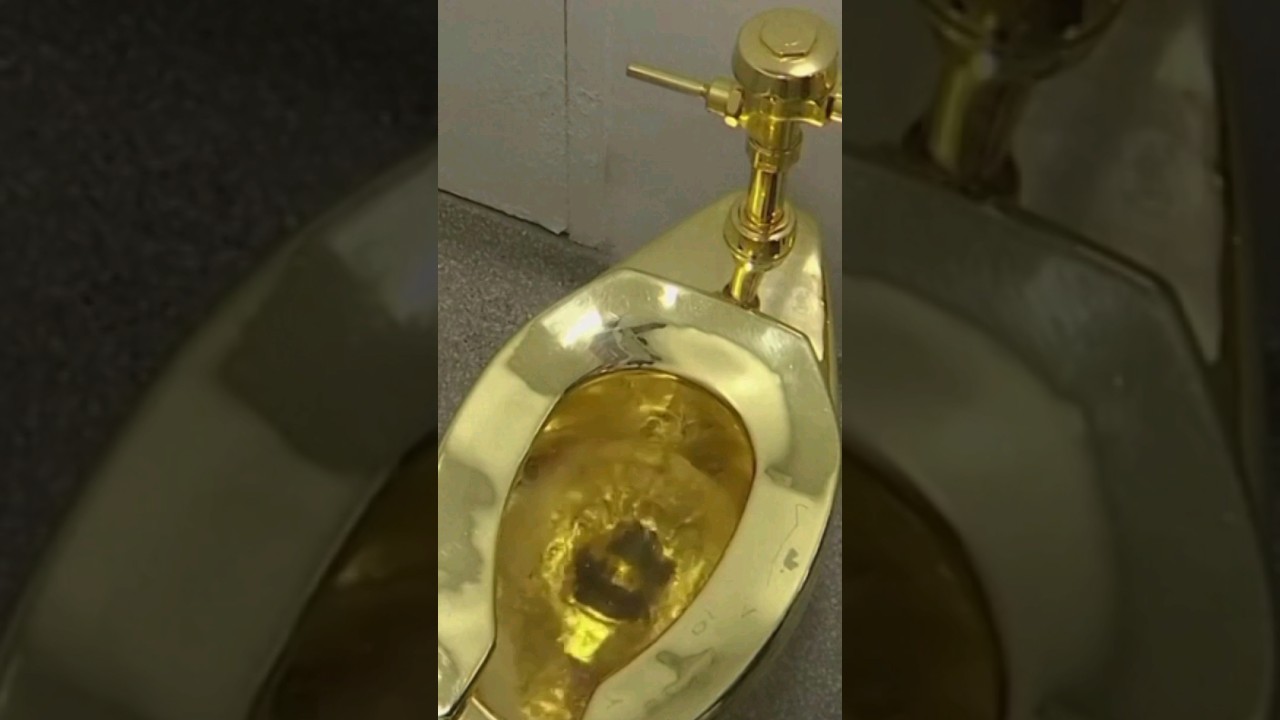 Acusan a cuatro hombres de robar un retrete de oro