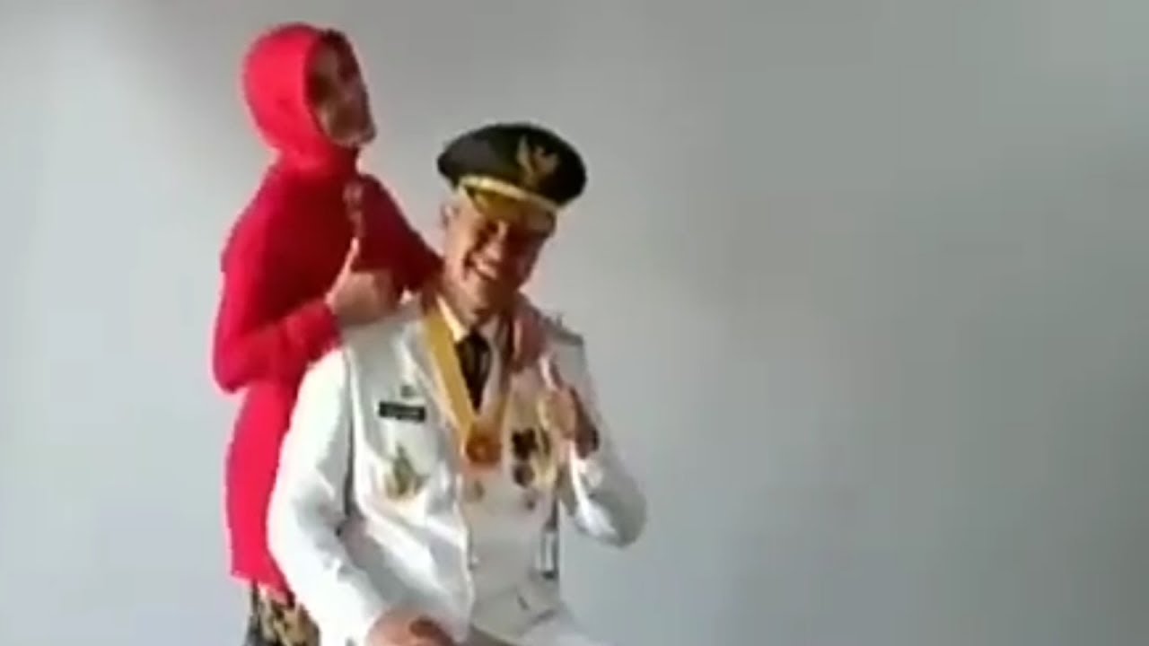 Ganjar Pranowo Unggah Sesi Foto Sebelum Dilantik - Tribun Video Ganjar Pranowo Unggah Sesi Foto Sebelum Dilantik - Tribun Video