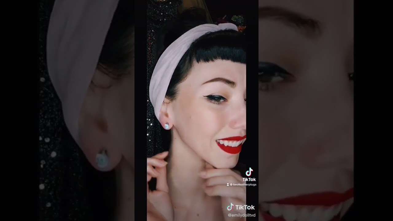 Emilydoll_tvd tries on a pair of 6mm happy teardrop plugs for her stretched ears.