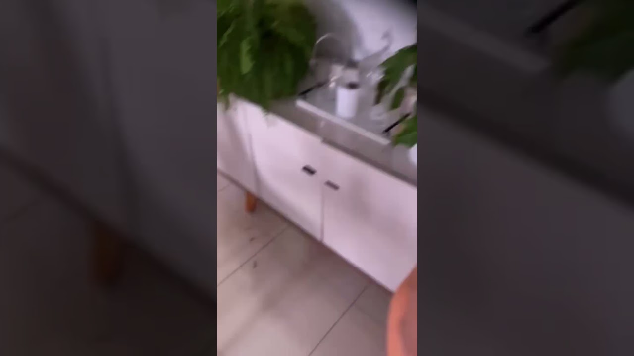 Tatuagem de rosa na nuca pescoço e mulher independente