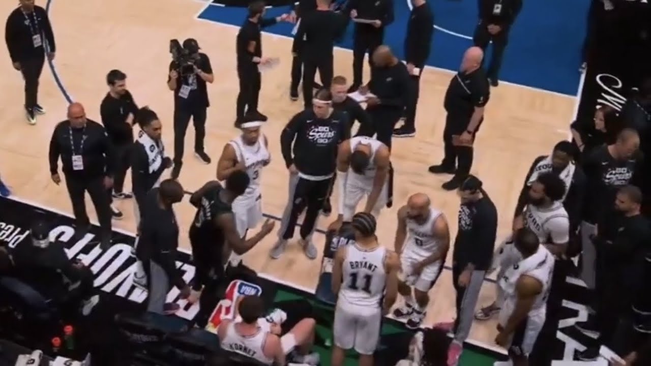 Anthony Edwards choca los puños con los Spurs durante el tiempo muerto a falta de 8 minutos para ...