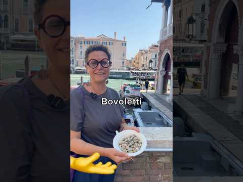 This is street food in Venice! 😳🇮🇹