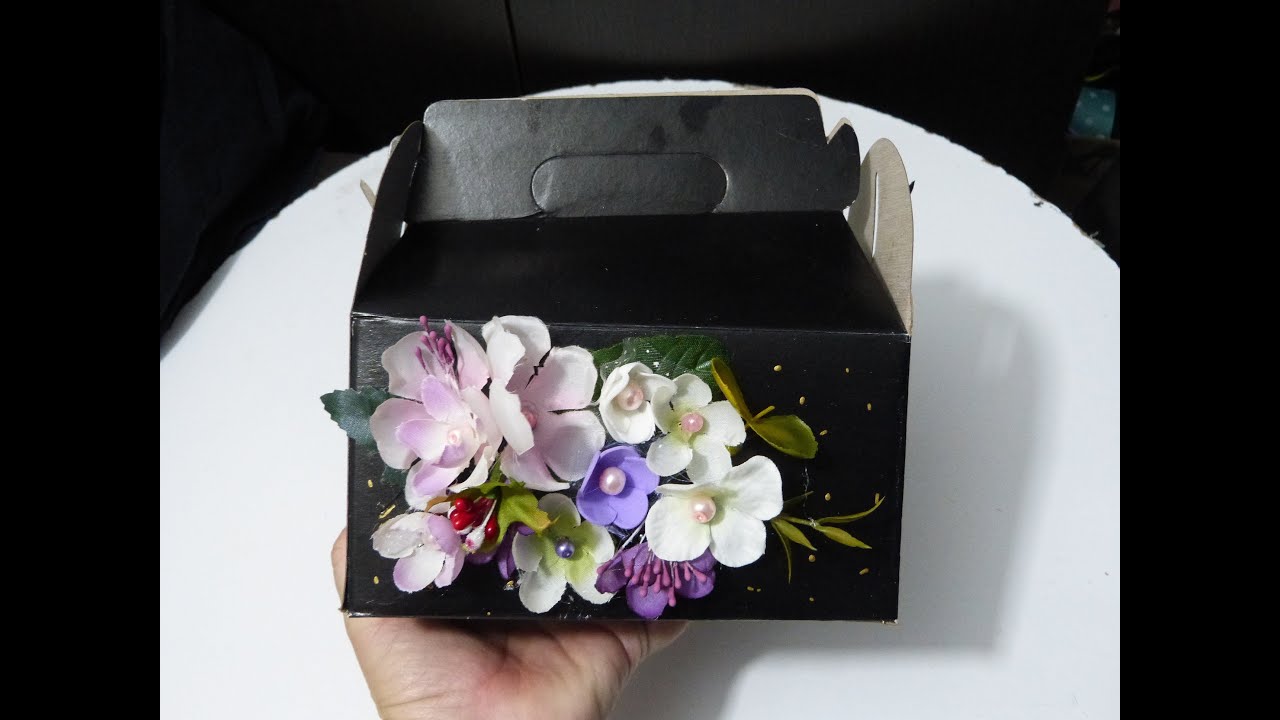 Caja de Carton para Regalo Decorada con Flor Prefabricada Plástica