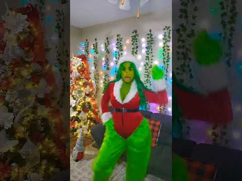 Baddie Grinch?? #grinch #transition #baddie #grinchmakeup #christmas #holiday #vibes #grinchmas