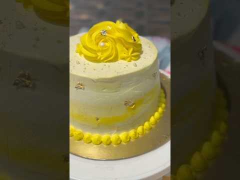 mango cake with fresh mango filling🥭#thenoirandvanilla #homemade #bake #youtube #shorts #ytshorts