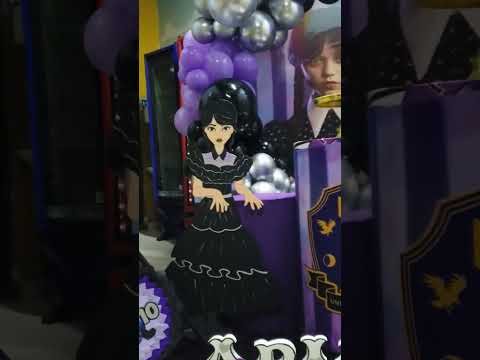 decoración de merlína #piñata #merlina #piñatademerlina #fiestademerlina