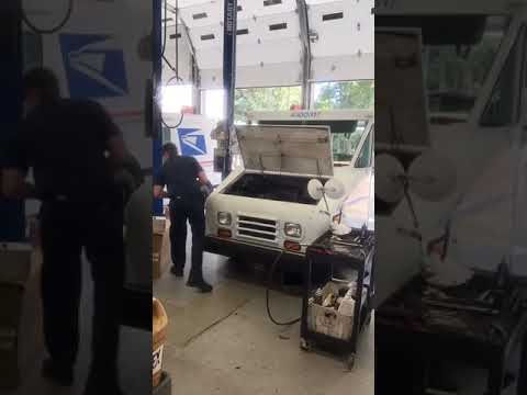 Removing an engine from a USPS Grumman LLV - Time lapse video