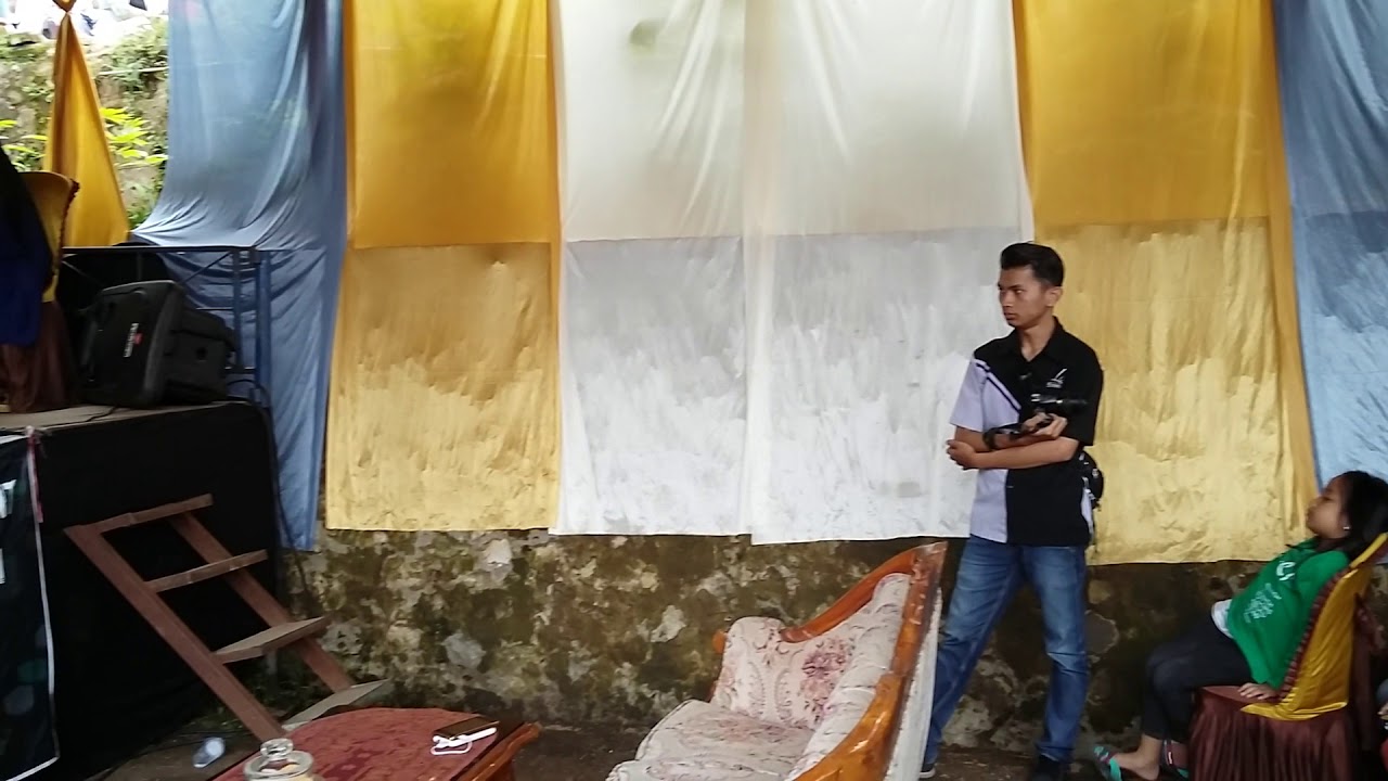 Anggota bhabinkamtibmas polsek cingambul monitoring hiburan di desa cikondang