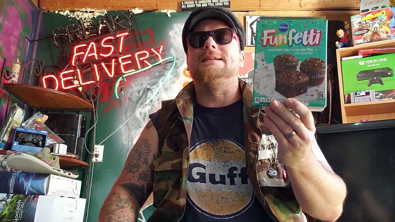 Pillsbury funfetti chocolate cake and cupcake mix review. #pillsbury #chocolate #funfetti