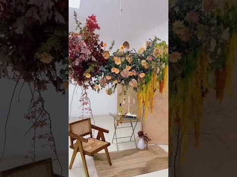 indoor floral design flower installation idea #florist #floraldesign #flowerarrangement #diyflowers