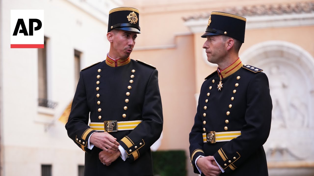 Pope's Swiss Guards get new uniforms