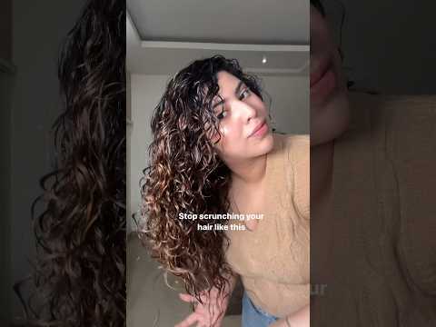 How to scrunch wavy curly hair to prevent wet frizz
