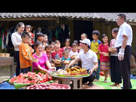 Tears fell when witnessing Jack and Tu Tien cooking for poor children in the highlands.