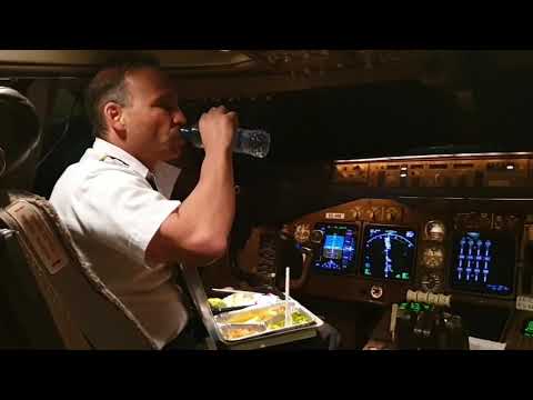 WHAT and HOW pilots eat in a BOEING 747 cockpit at 36000 feet..