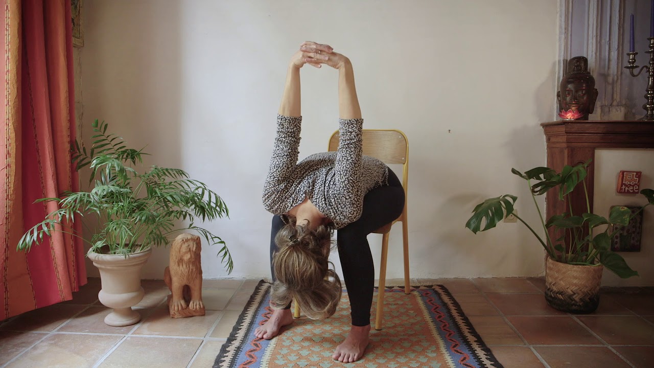 Yoga sur chaise spécial séniors