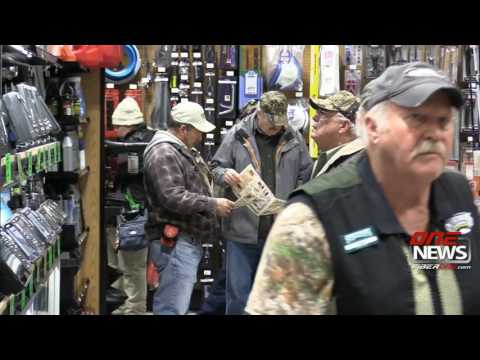Hundreds pack Sportsman's Warehouse for Thursday's grand opening