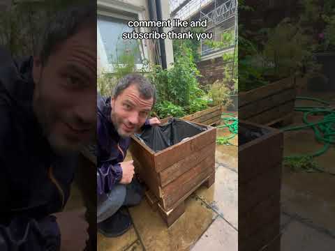 Learn how to build a planter from pallet wood…click for full video #diy #planter #pallet #palletwood