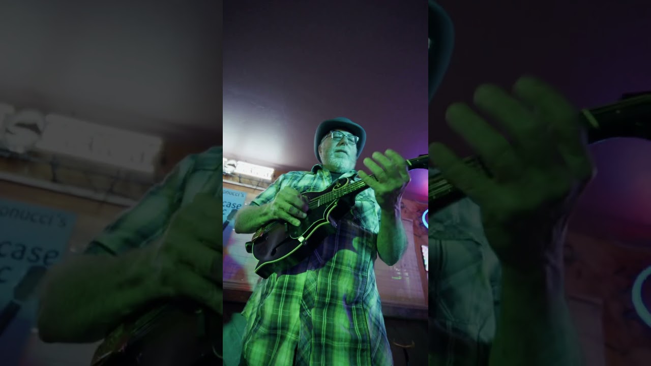Grants Pass After Dark - The Cedarwood Saloon #grantspass #oregon #nightlife