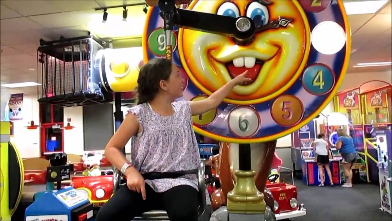 Chuck E. Cheese Clock ride