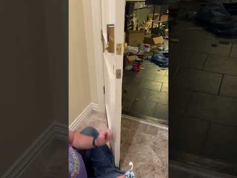 Quick door knob replacement. #diy #kwikset #doors #howto
