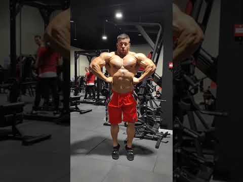 Spanish Bodybuilder Muscle Flexing #4