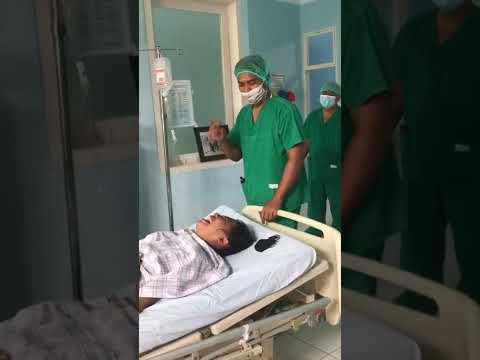 viral!! perempuan bernyanyi saat di infus