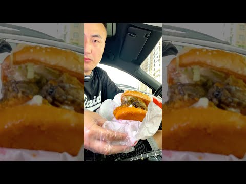To sandwich the abalone in a McDonald's burger, it feels luxurious. #shorts #Porsche