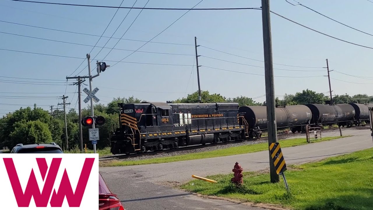 Winchester Western EMD SD9 Switching at Crossing