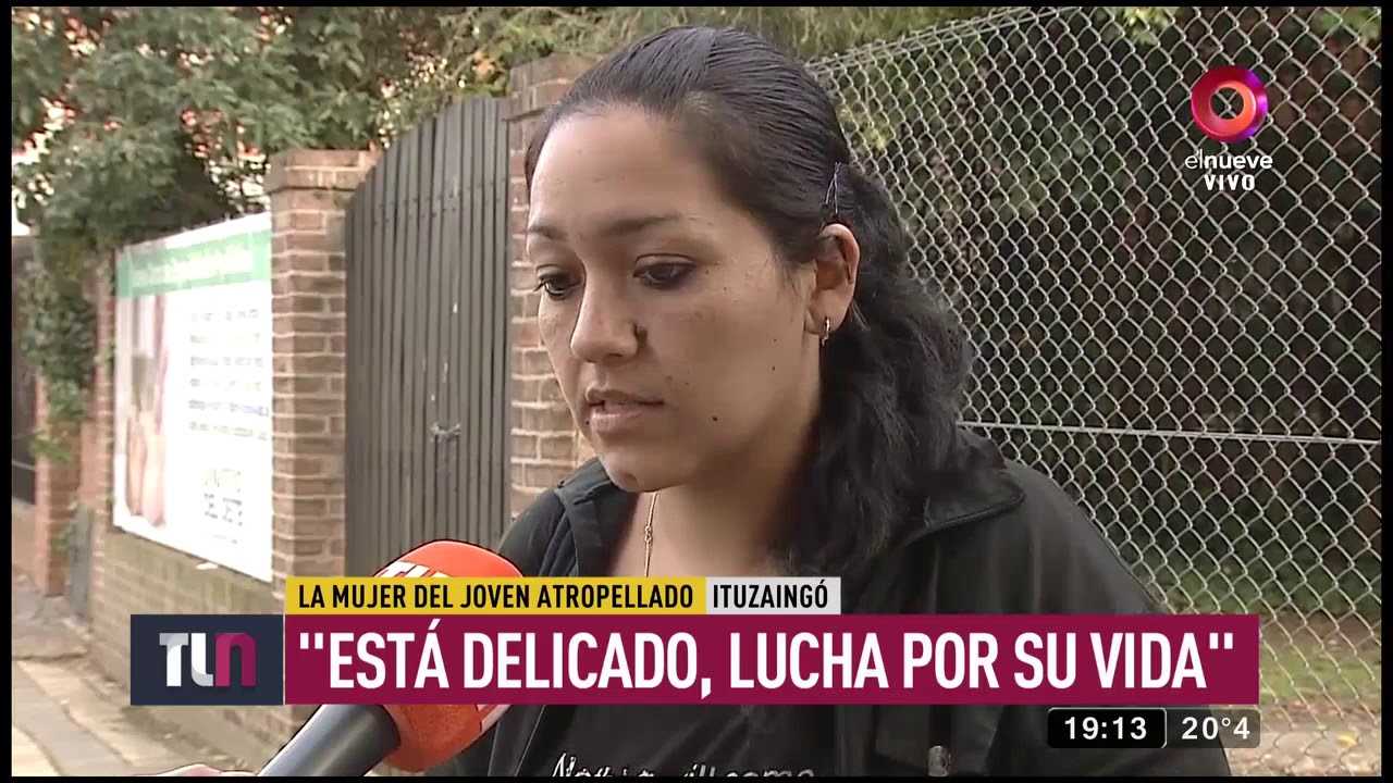 Borracho atropelló a un motociclista y escapó con la moto debajo del auto