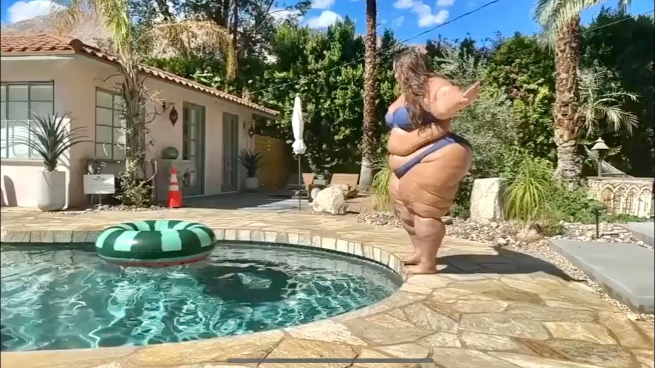 Ssbbw boberry jumps into the pool