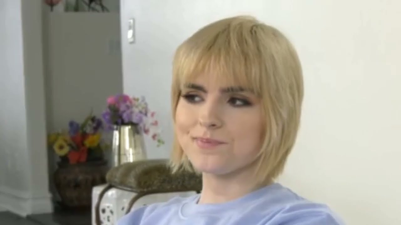 Cute transgender artist Ella Hollywood biography