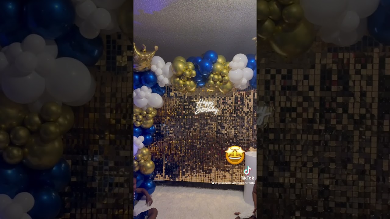 Koningsblauwe, gouden en witte glinsterende wandachtergrond. #ballon #evenementenplanner #evenement #iedereen