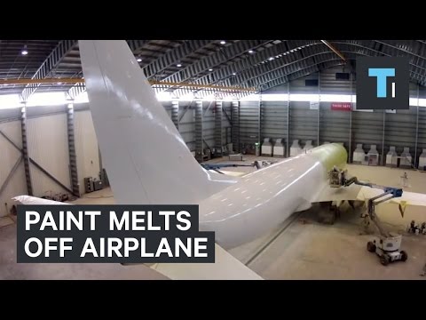 Paint Melting Off an Airplane | 15 Minute News