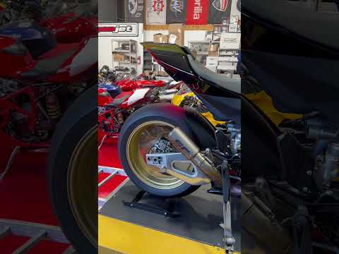 Rate the sound of this RSV4 Factory?