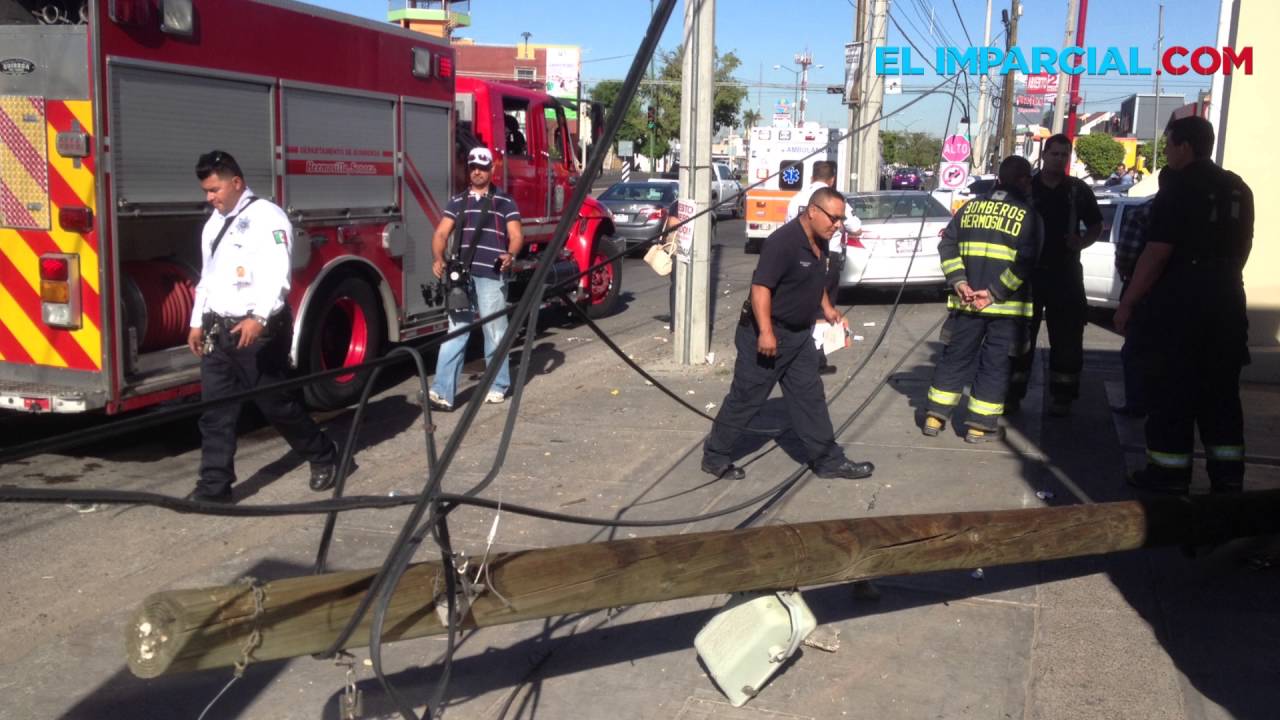 Choca auto contra poste y 3 carros estacionados
