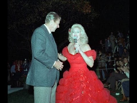 Tammy Wynette sings STAND BY YOUR MAN to President Reagan(1982)
