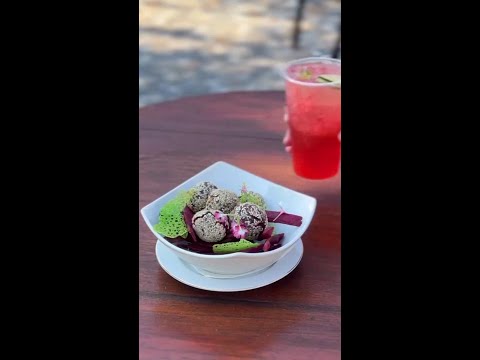 Cobain “onde-onde” ubi ungu dengan isian sarikaya dengan segarnya buah-buah Red Tropical 🤤